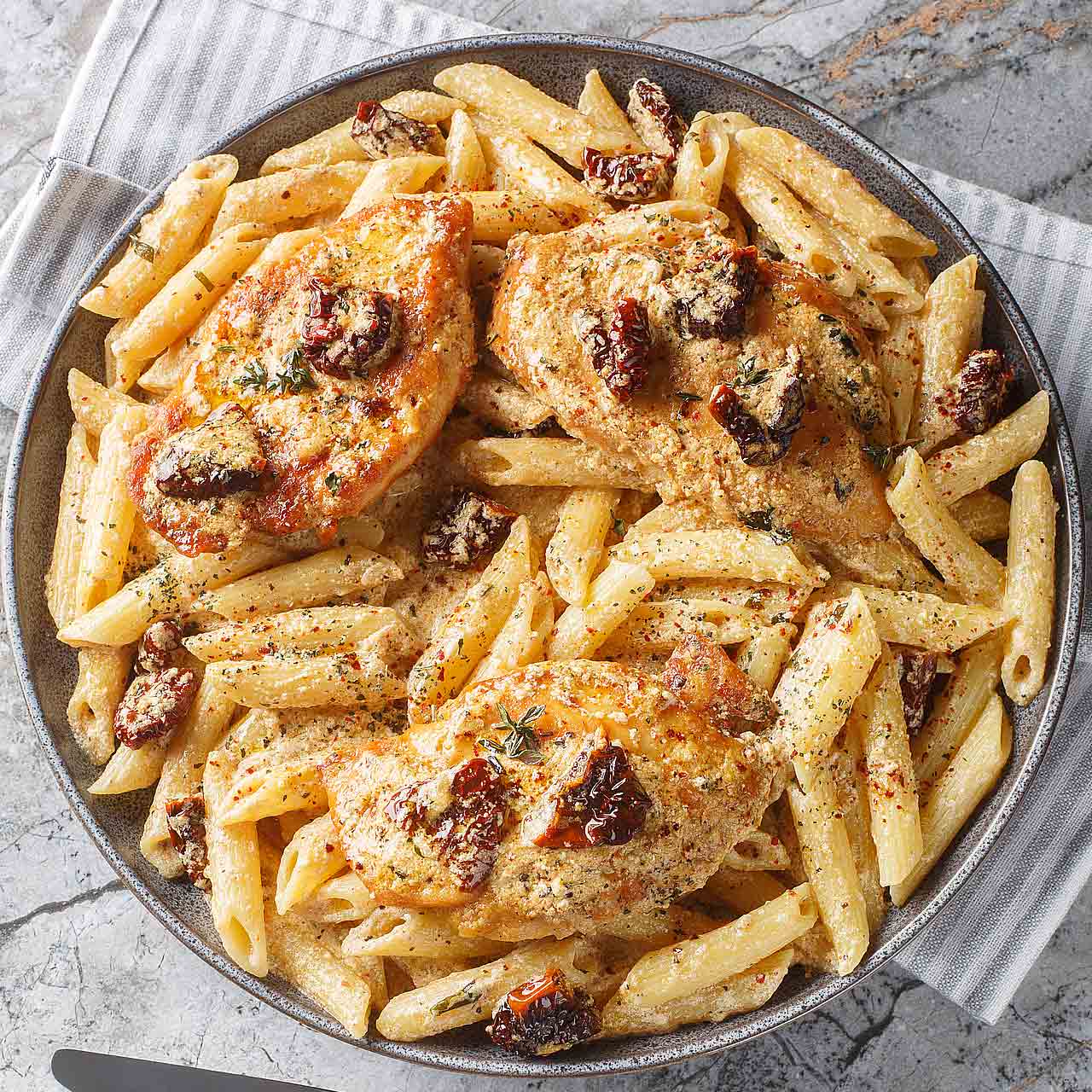 Makaron z kurczakiem i suszonymi pomidorami