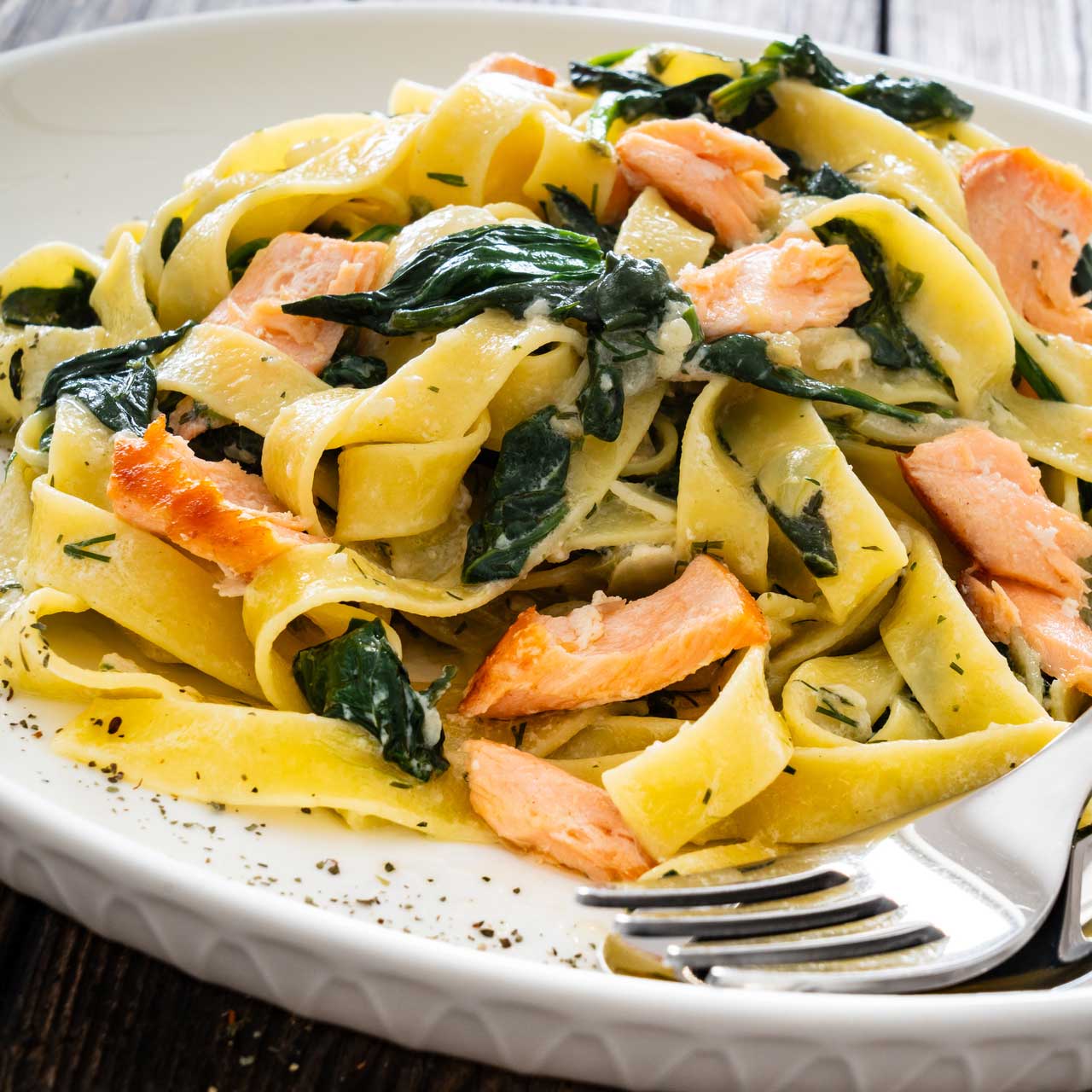 Makaron z łososiem i szpinakiem - przepis i porady