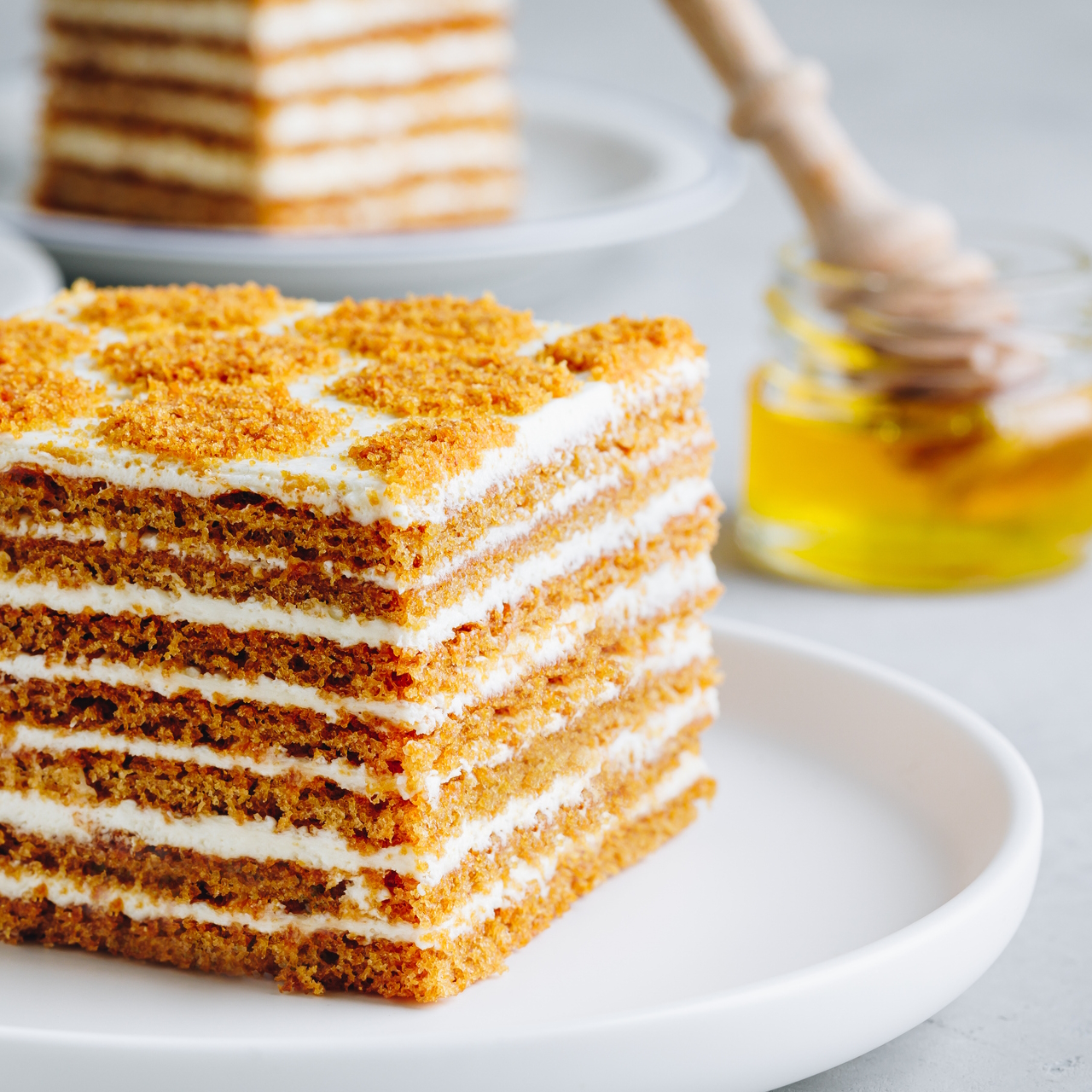 Miodownik z kaszą manną – przepis na pyszne ciasto miodowe