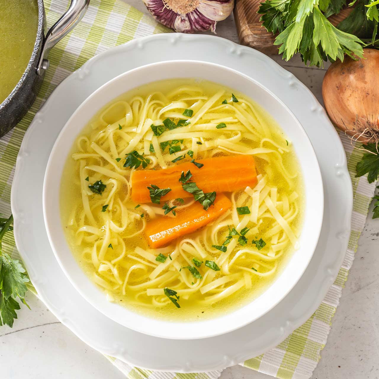 Rosół z kury – przepis na domowy i klarowny bulion