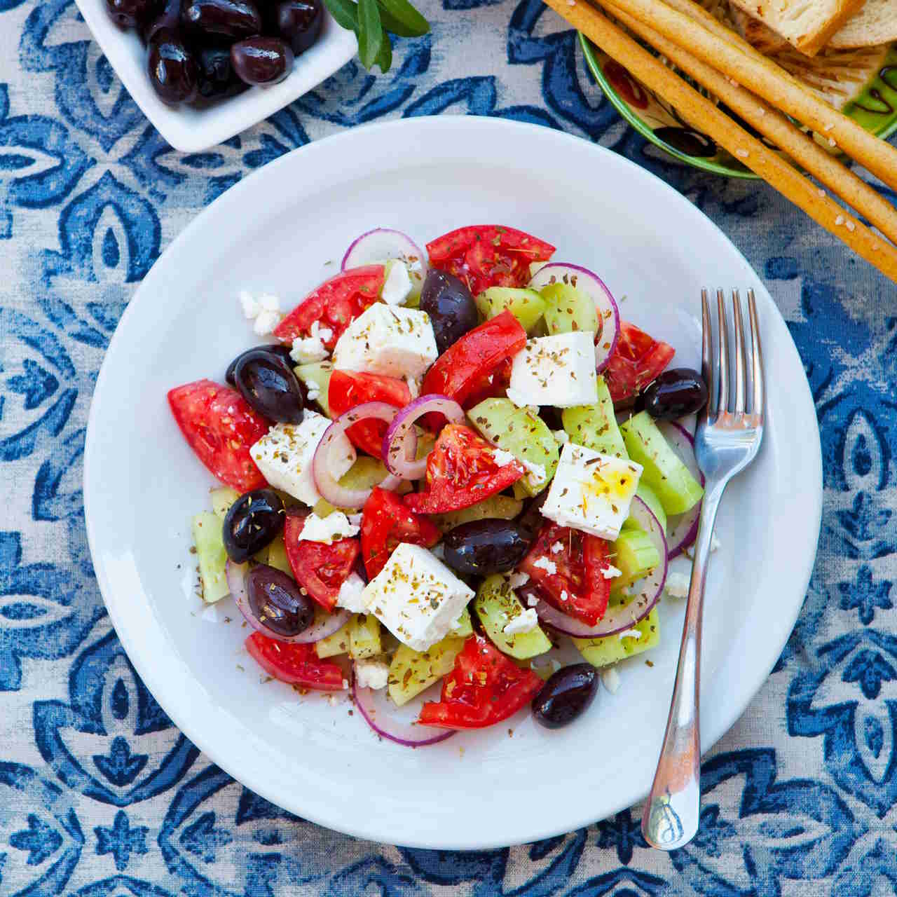 Sałatka grecka - przepis z serem feta i pomidorami